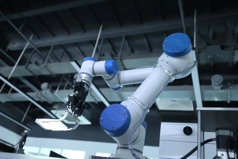 浙大杭州科创中心自动化智能科学装置亮相西湖学术论坛